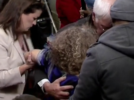 Reporter Collapses At Obama White House Briefing, Causes Brief Panic ...